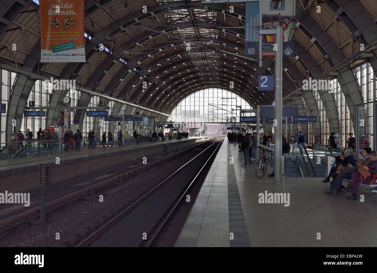 Bahnhof berlin alexanderplatz -Fotos und -Bildmaterial in hoher Auflösung – Alamy