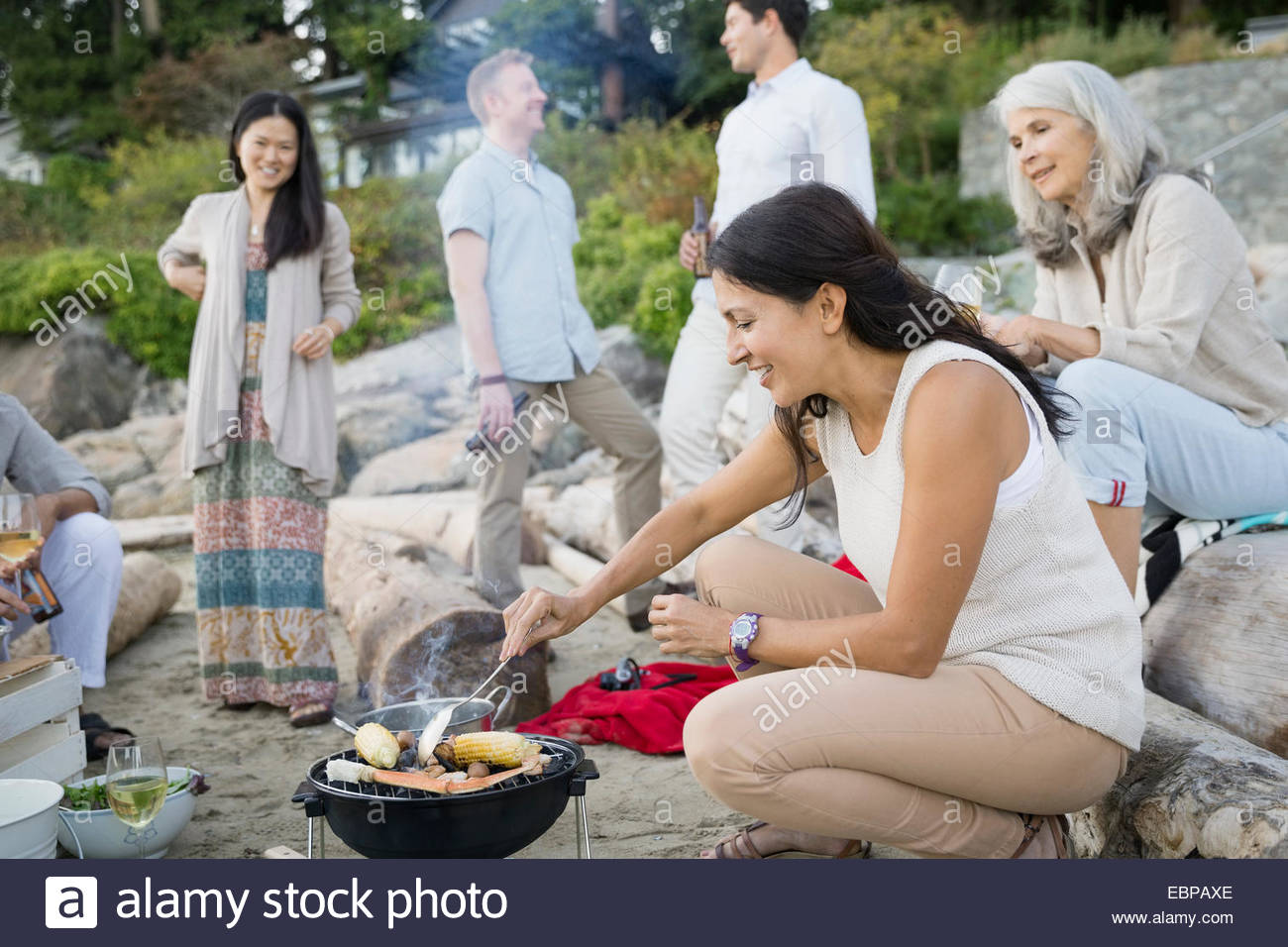 Drei freunde sitzen am strand -Fotos und -Bildmaterial in hoher ...