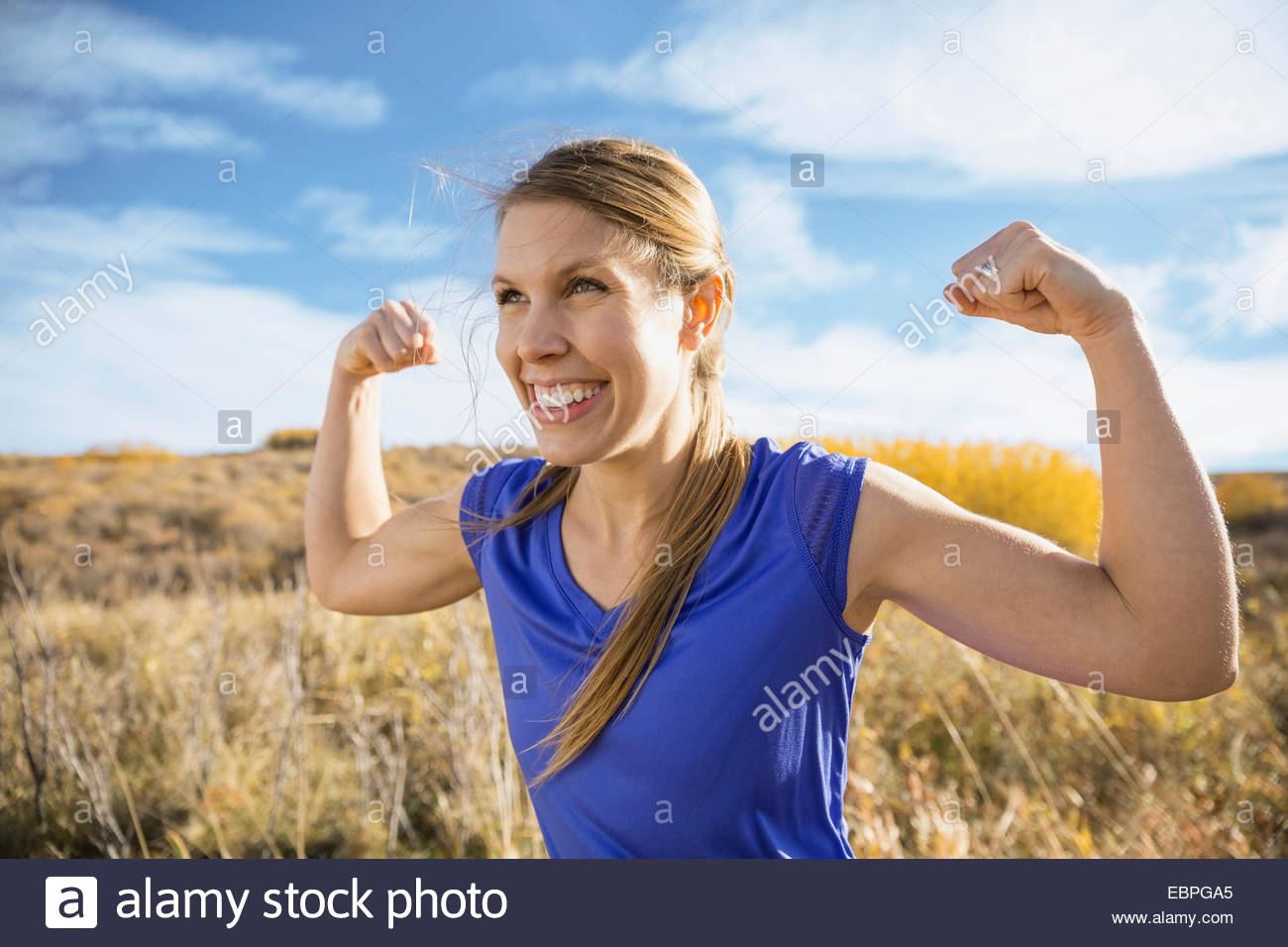 Flexing muscle woman -Fotos und -Bildmaterial in hoher Auflösung – Alamy