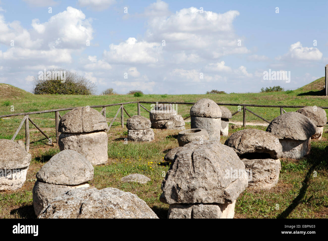 Nekropole von monterozzi -Fotos und -Bildmaterial in hoher Auflösung ...