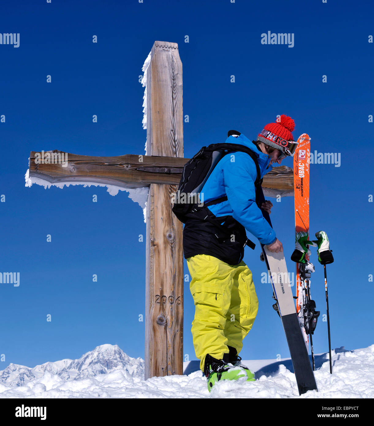 Wanderer auf dem gipfel mit gipfelkreuz -Fotos und -Bildmaterial in ...