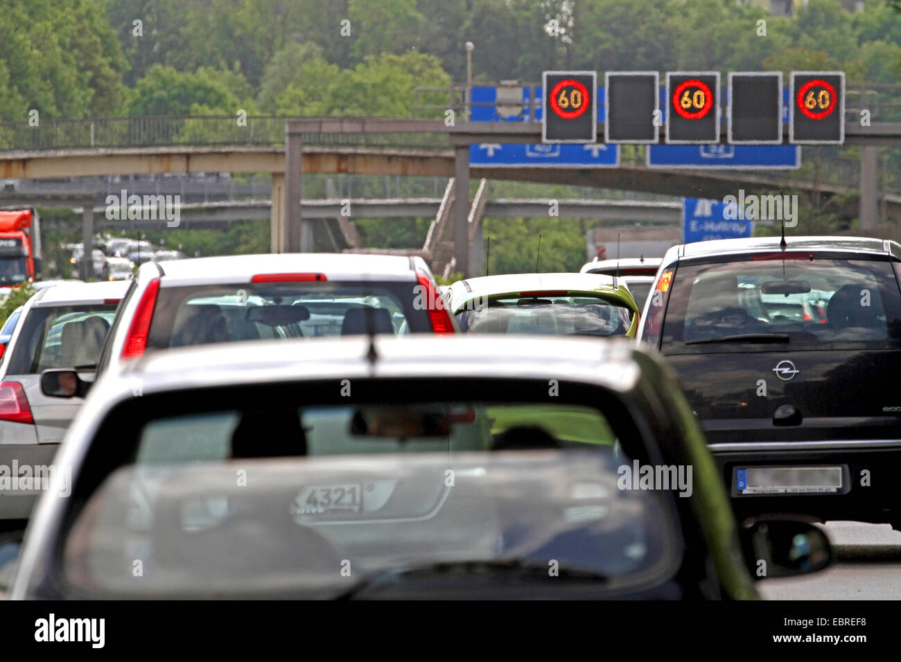 Stau auf der autobahn a40 im ruhrgebiet -Fotos und -Bildmaterial in ...