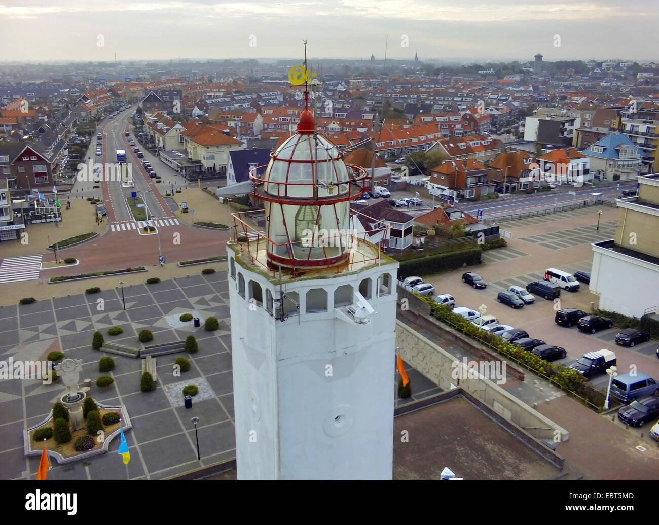 Luftbild an die Spitze des Leuchtturms von Nordwijk, alte Stadt im ...