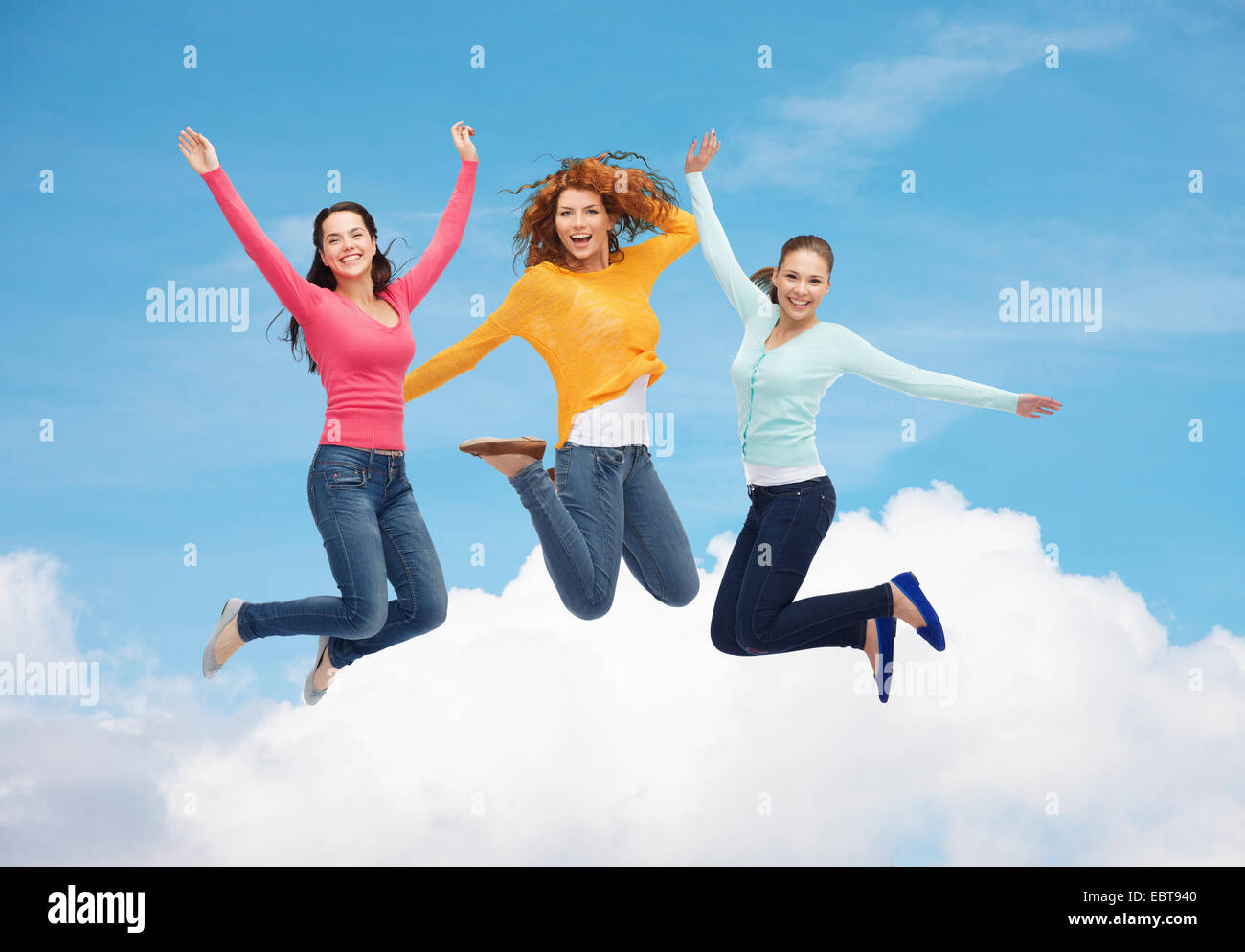 Junge frauen springen freude -Fotos und -Bildmaterial in hoher ...