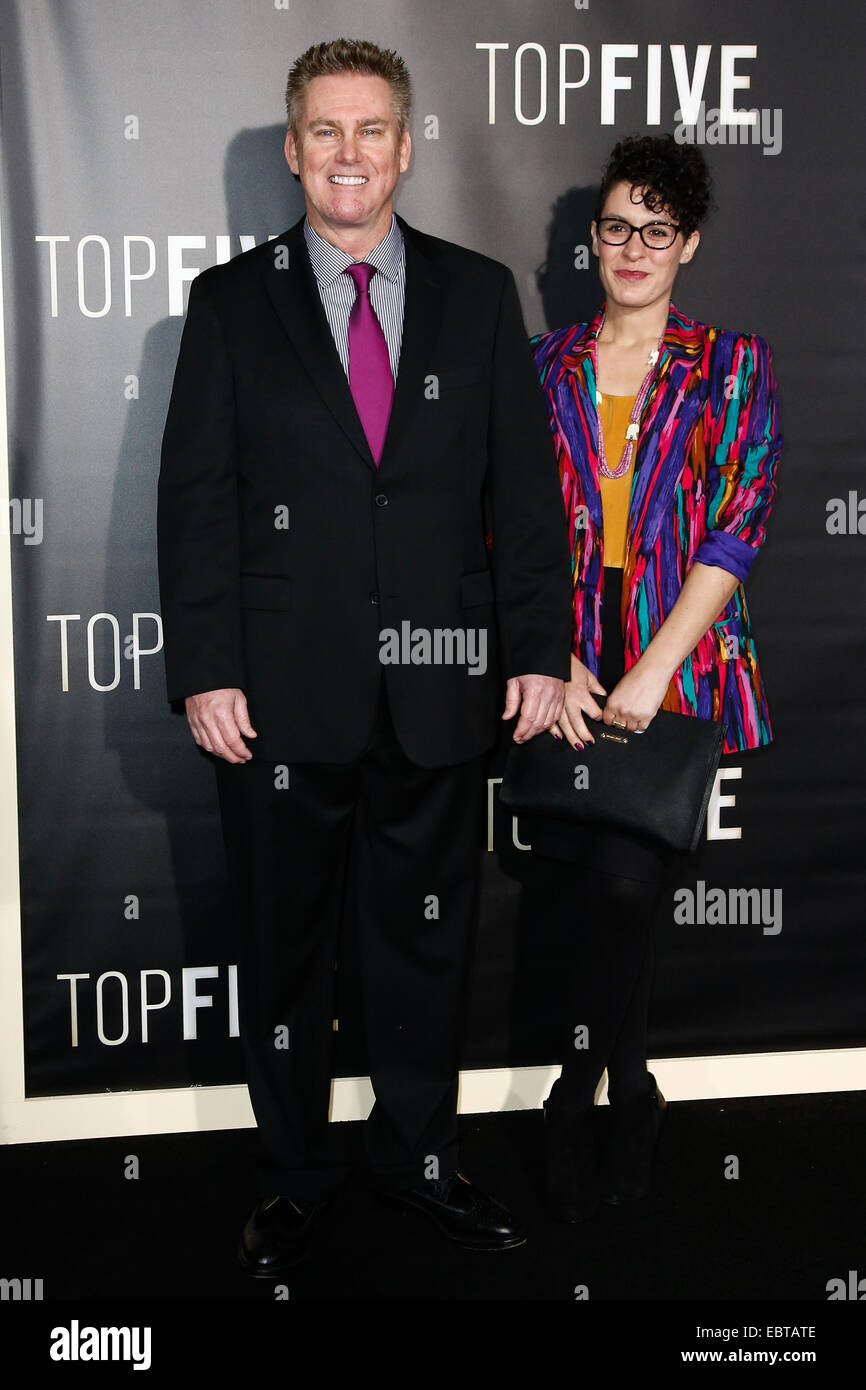 New York, USA. 3. Dezember 2014. Komiker Brian Regan (L) und Frau ...