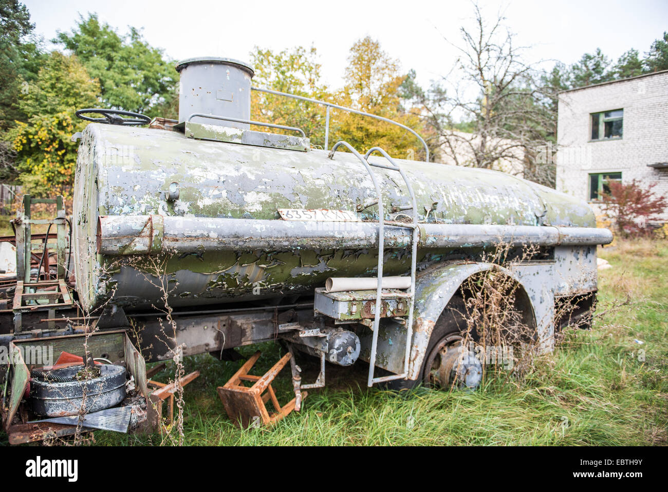 alten Tank Trailer Chernobyl-2 Militärbasis neben sowjetischen Duga-3 ...