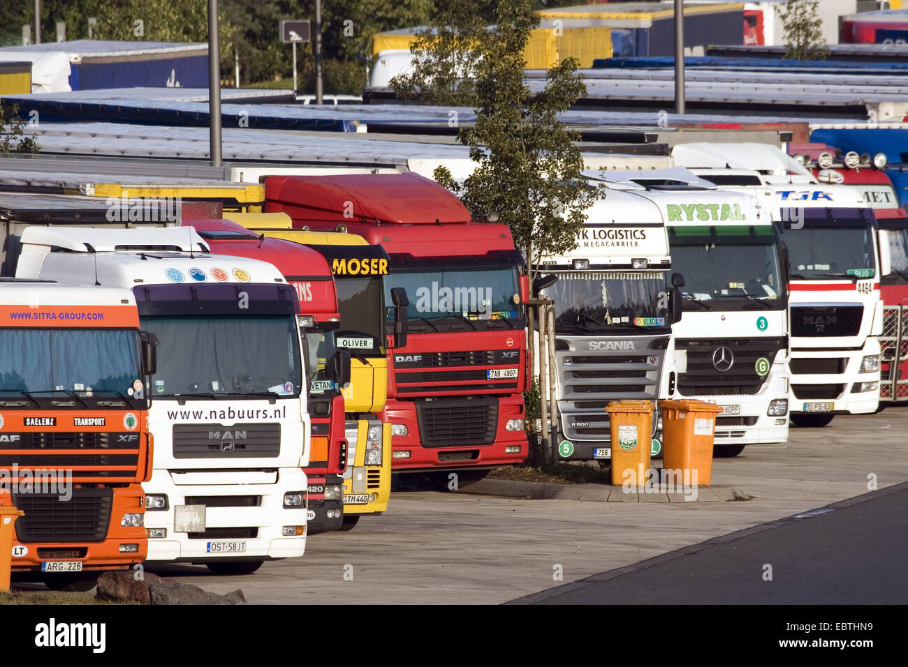 Parkplatz Transporter in einer Raststätte an der Autobahn A3 ...