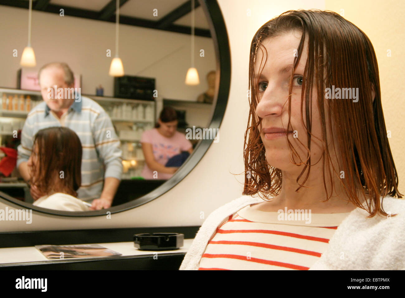 Frau ist nass -Fotos und -Bildmaterial in hoher Auflösung – Alamy