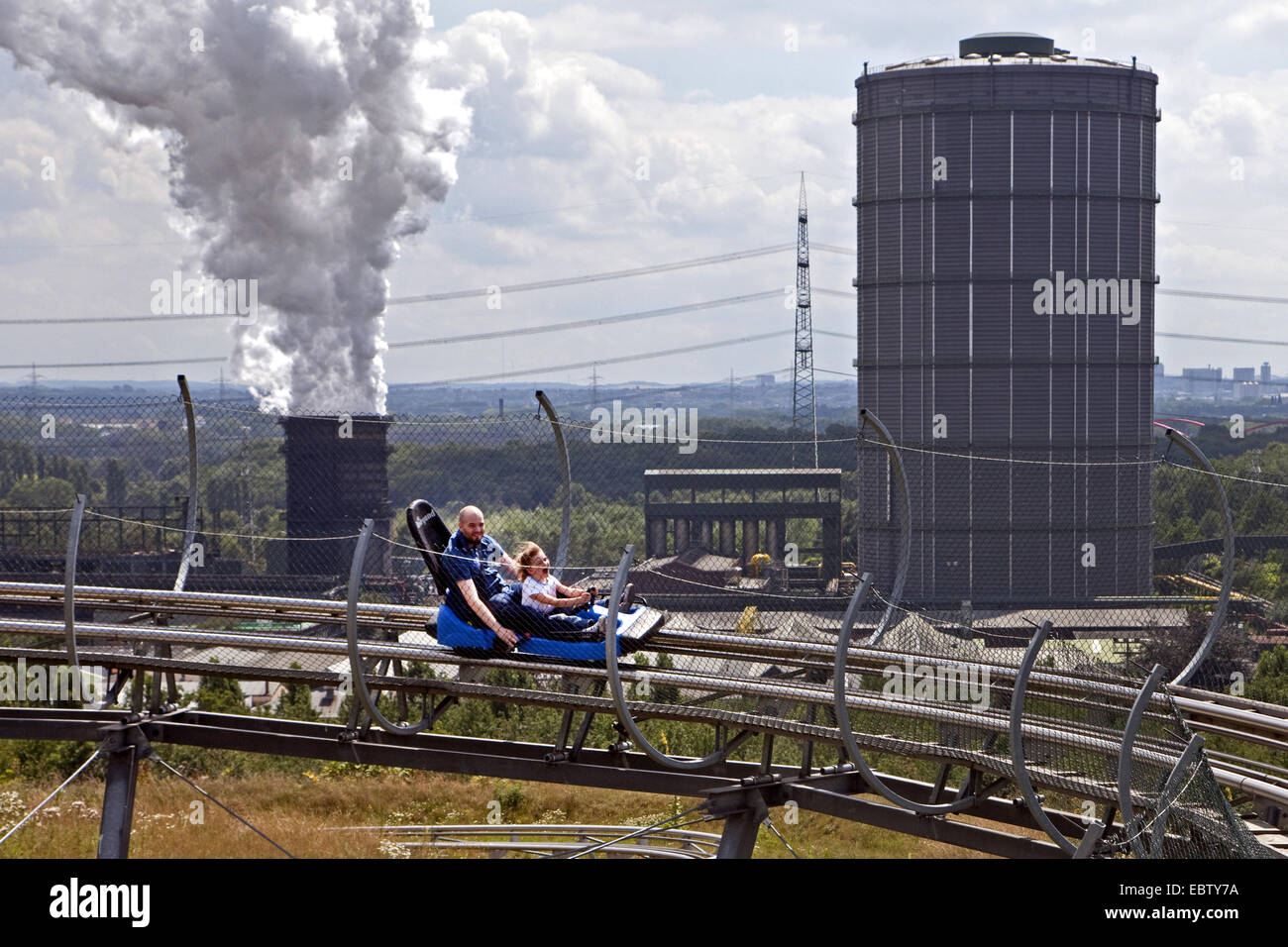 zwei Personen auf einer Sommer-Rutsche von Alpin-Zentrum auf dem Gebiet ...