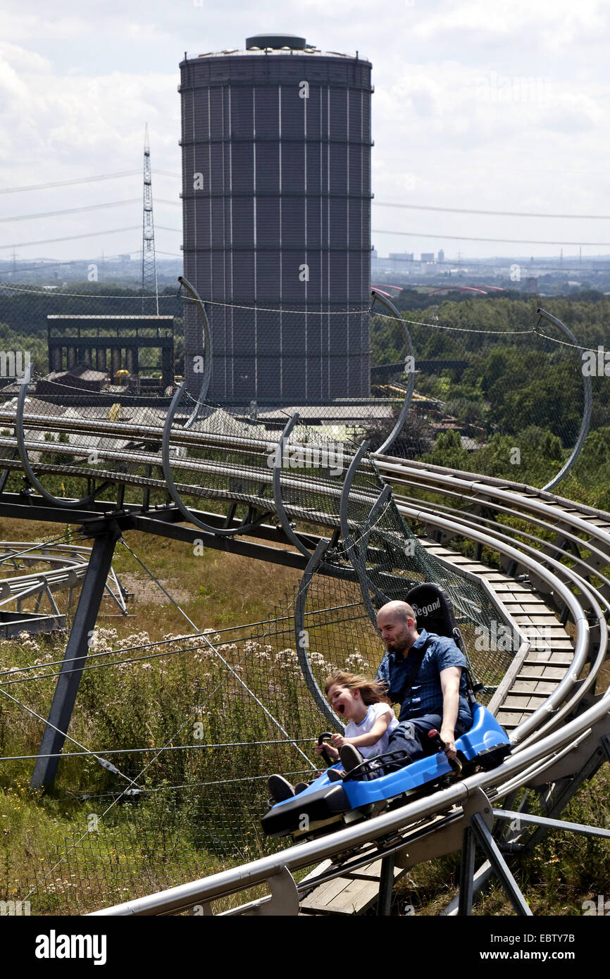 zwei Personen auf einer Sommer-Rutsche von Alpin-Zentrum auf dem Gebiet ...