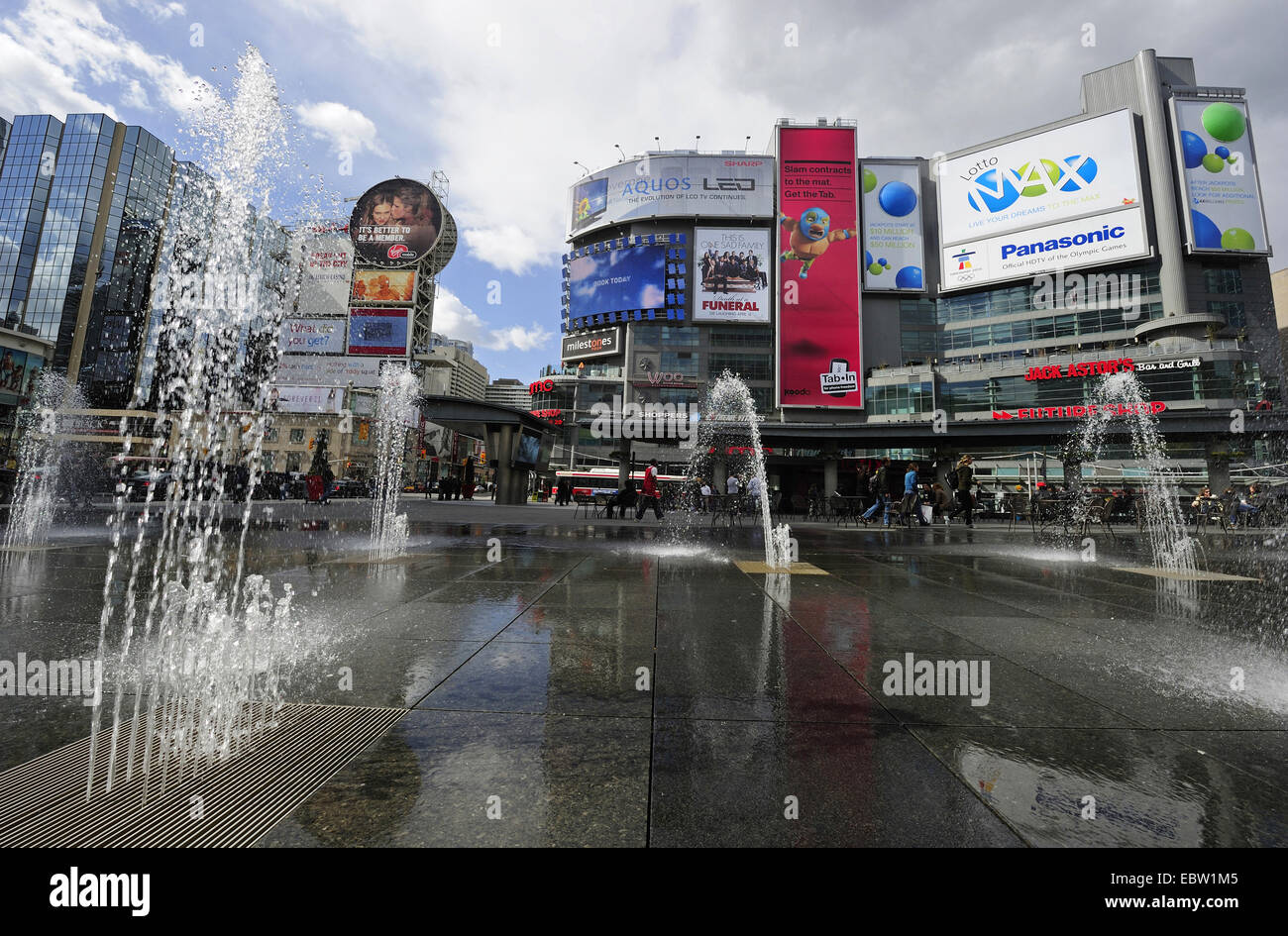 Yonge dundas quadrat -Fotos und -Bildmaterial in hoher Auflösung – Alamy