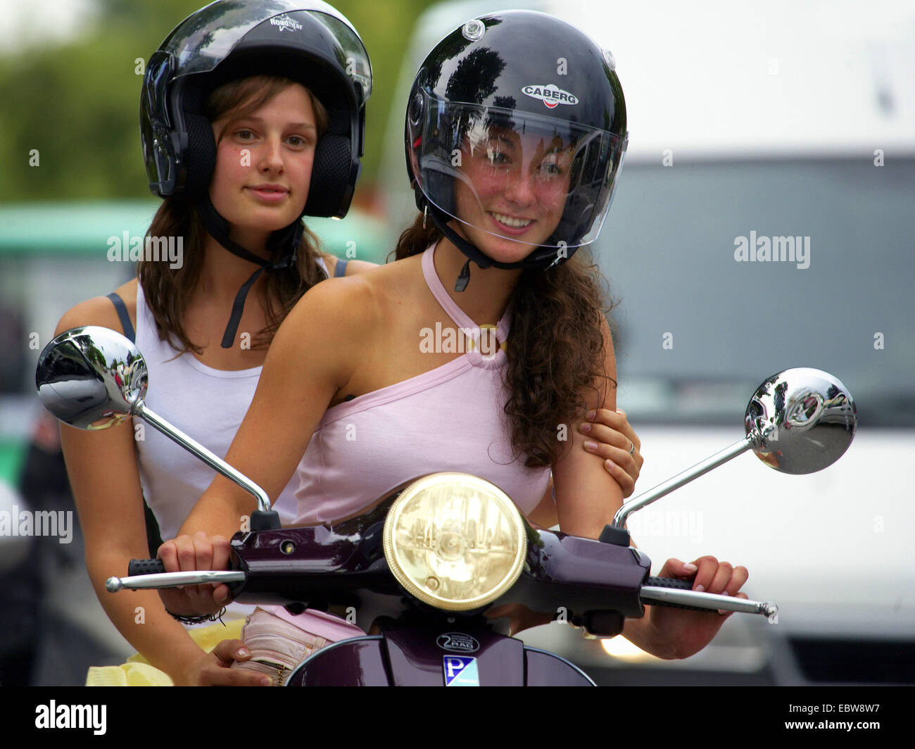 2 Zwei Fahrzeuge Stehen Oder Stehen Stockfotos und -bilder Kaufen - Alamy