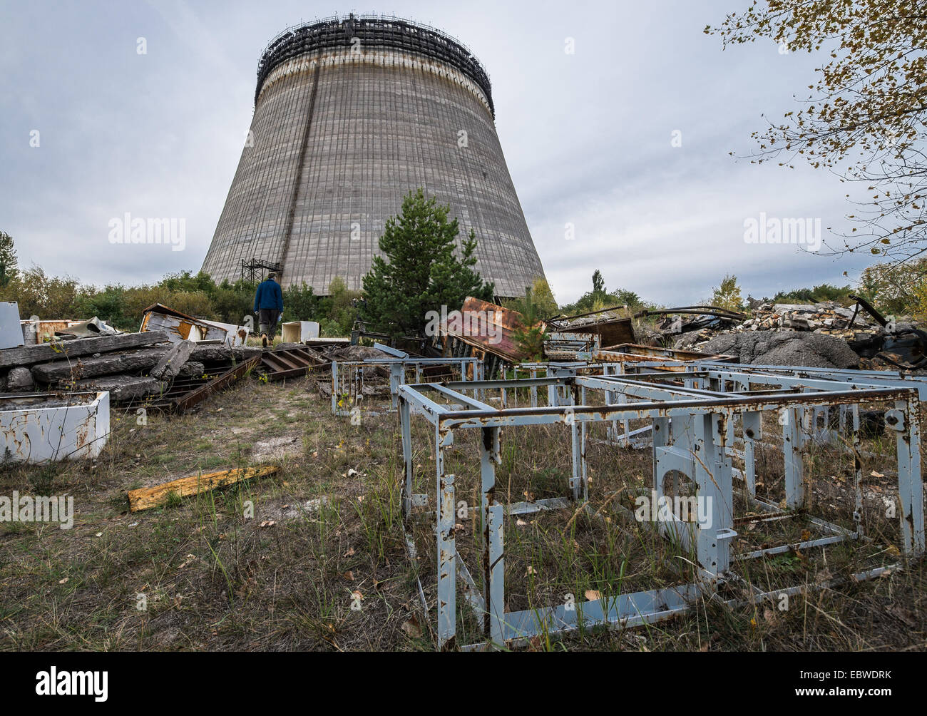 unvollendete Kühlturm der Reaktor Nummer 5 im Kernkraftwerk Tschernobyl ...