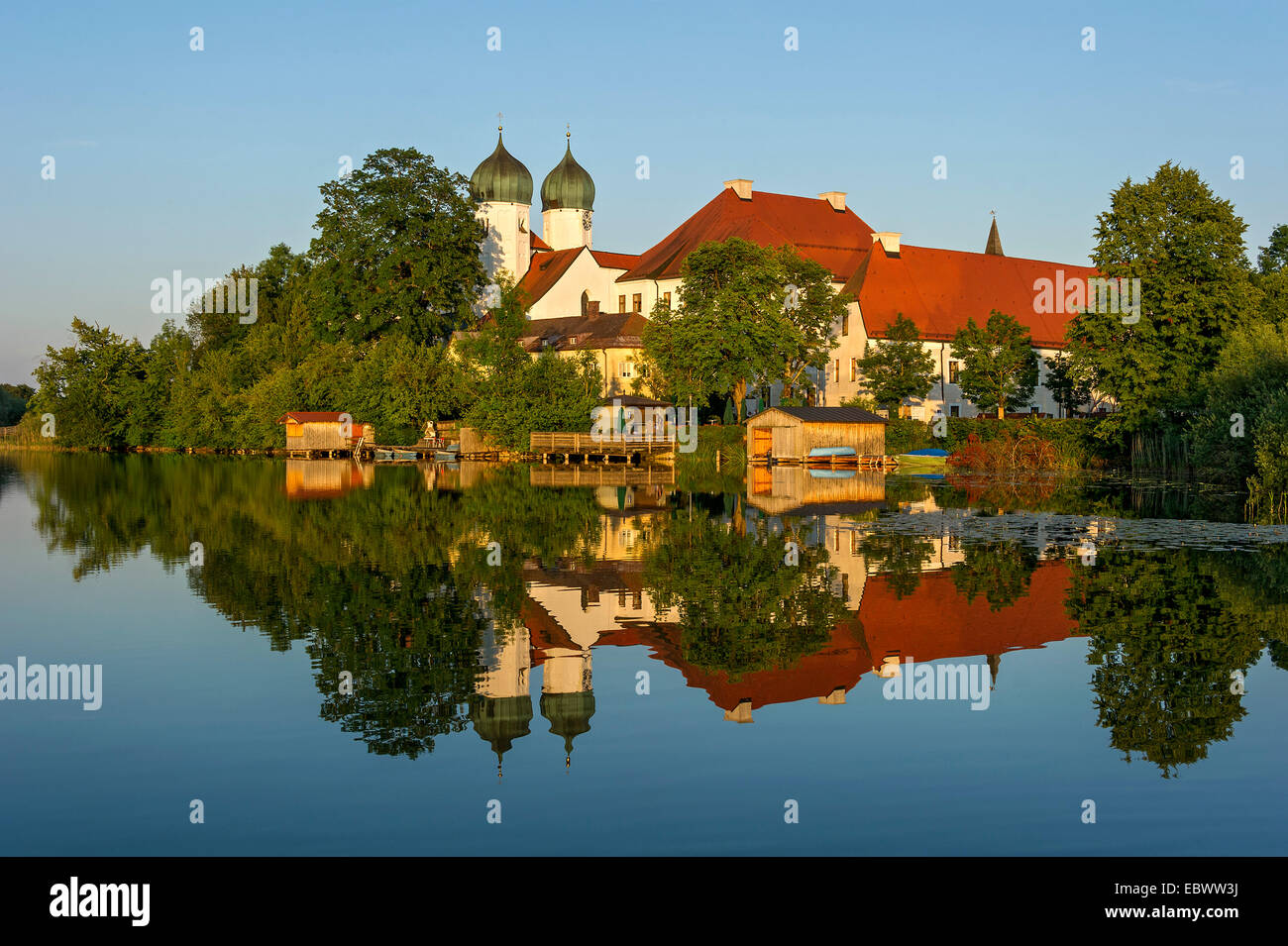 Klostersee und seeon abbey -Fotos und -Bildmaterial in hoher Auflösung ...