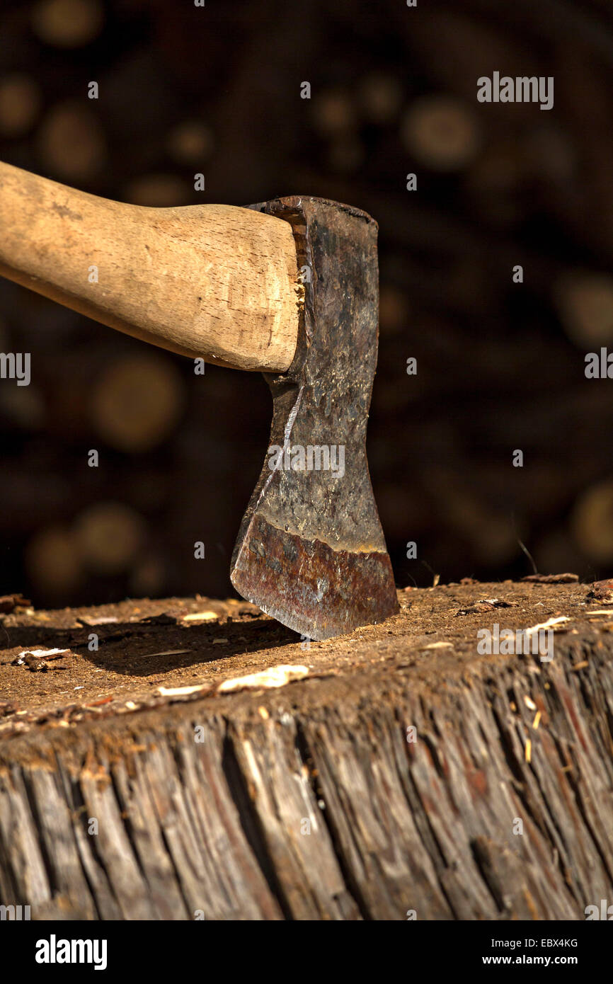 Axt und brennholz -Fotos und -Bildmaterial in hoher Auflösung – Alamy