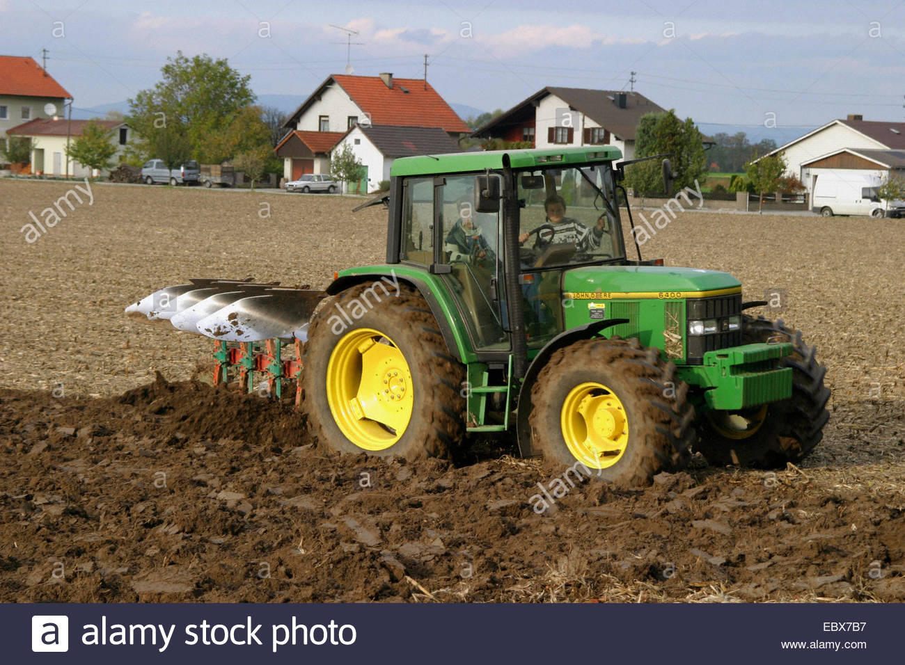 Traktor Mit Pflug Arbeiten Stockfotos & Traktor Mit Pflug Arbeiten ...