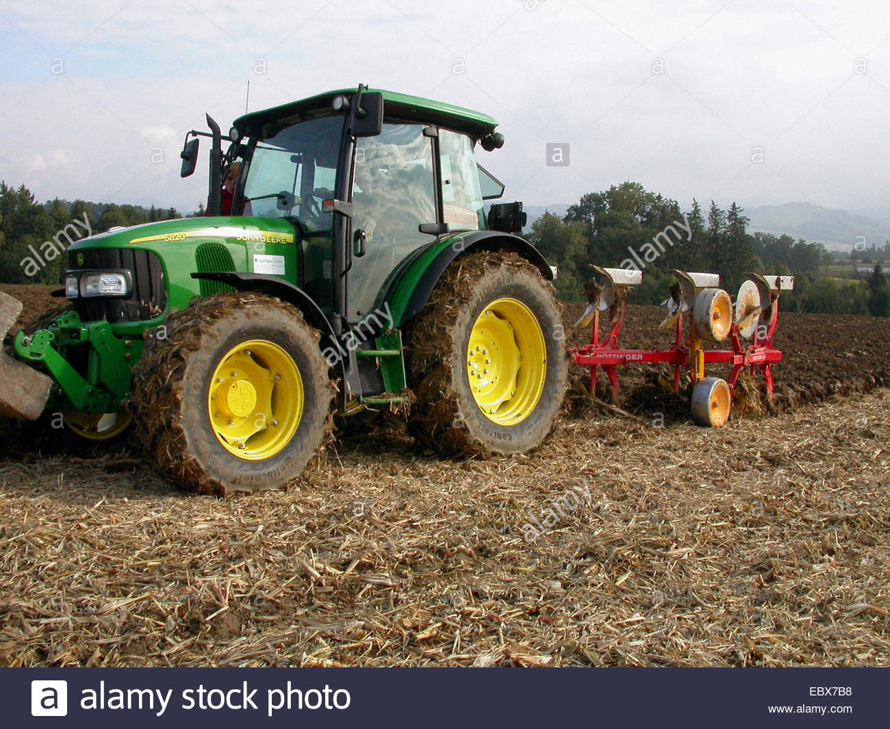Traktor Mit Pflug Arbeiten Stockfotos & Traktor Mit Pflug Arbeiten ...