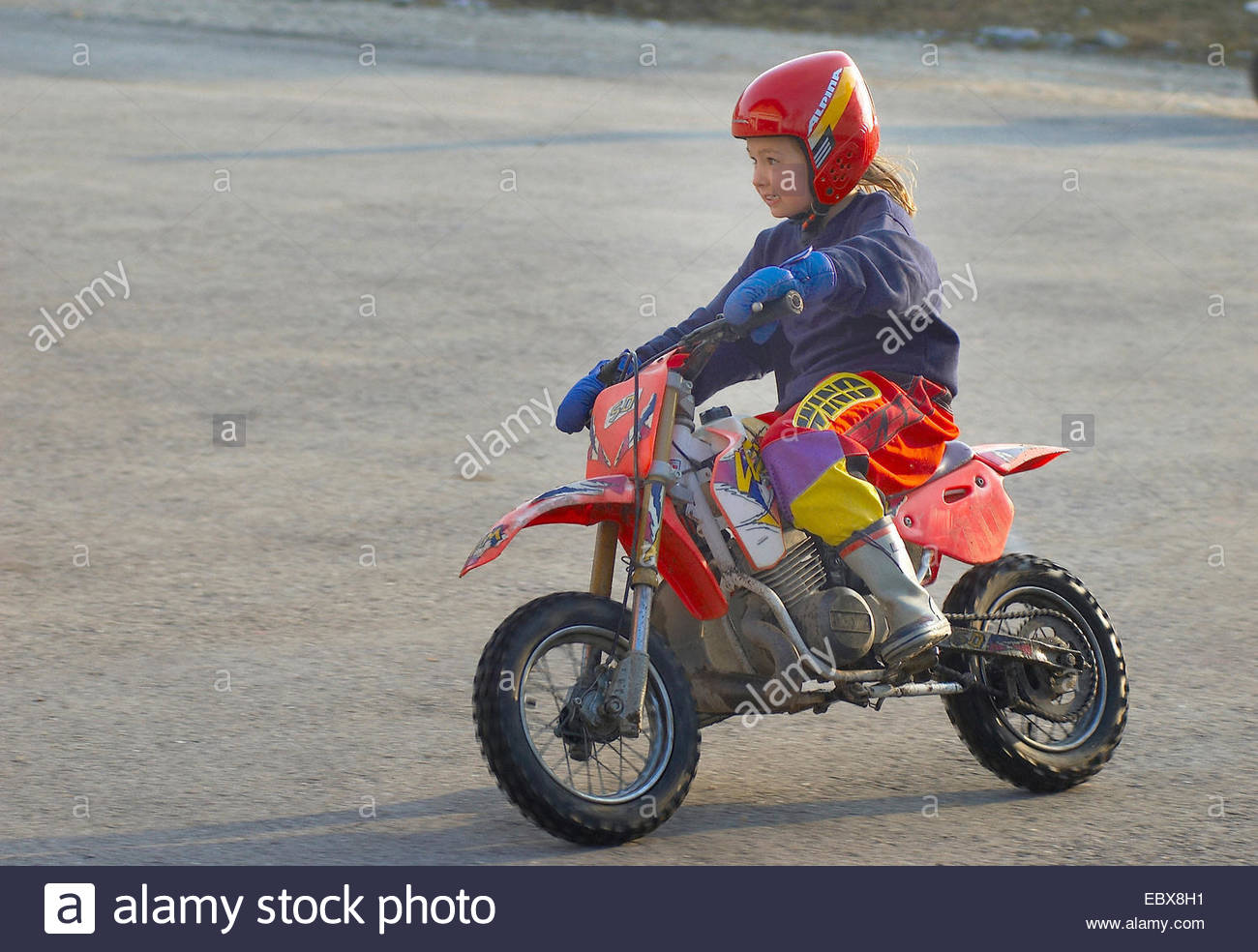 Mädchen Motorrad Fahren Stockfotos und -bilder Kaufen - Alamy