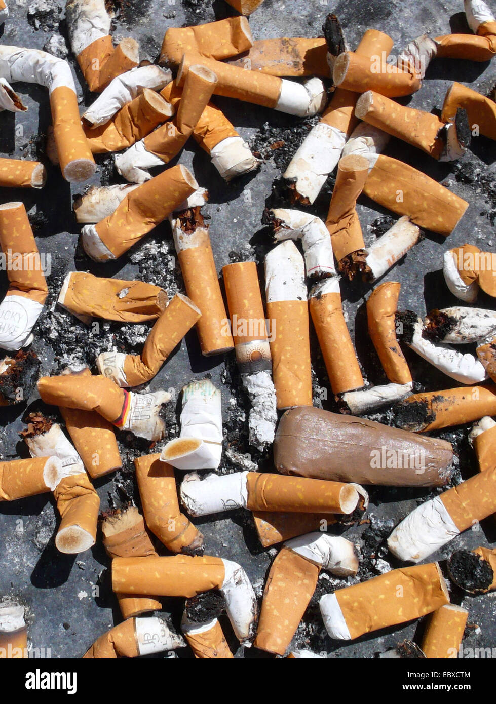 FAG endet in einem Aschenbecher vor einem Restaurant, Deutschland Stockfotografie - Alamy