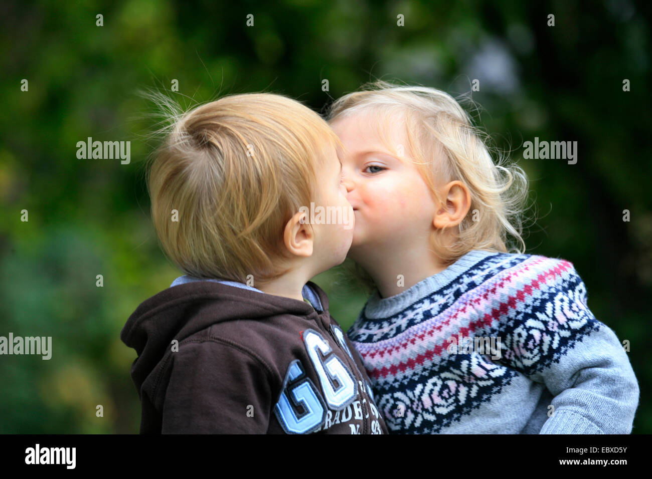 Two kissing cute little sisters -Fotos und -Bildmaterial in hoher ...