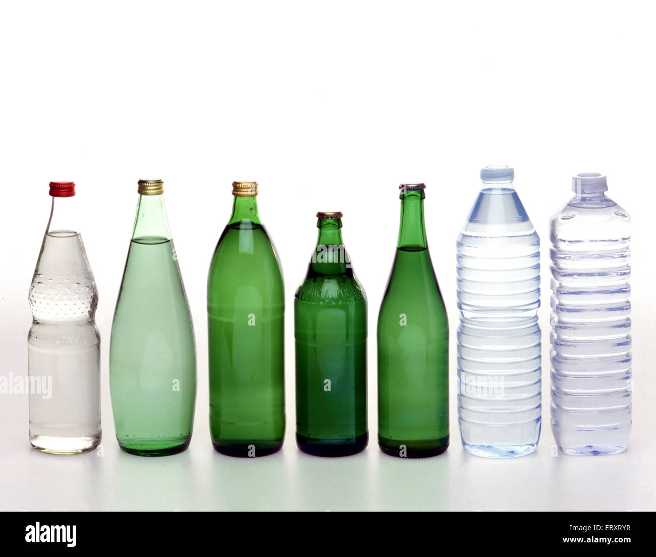 verschiedene Arten von Mineralwasser in Flaschen Stockfotografie - Alamy
