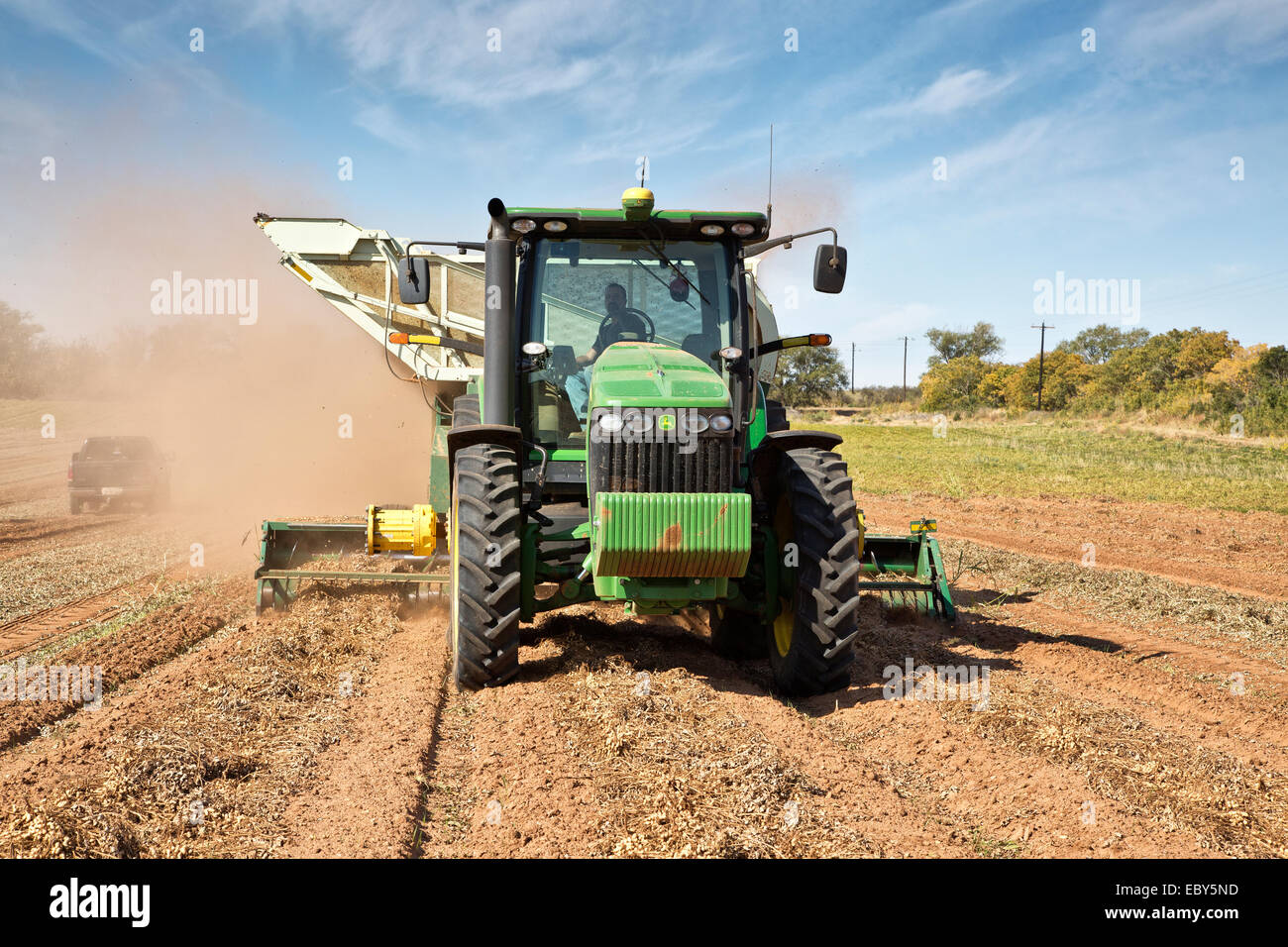 John Deere Traktor Ernte invertiert Erdnuss Ernte Stockfotografie - Alamy