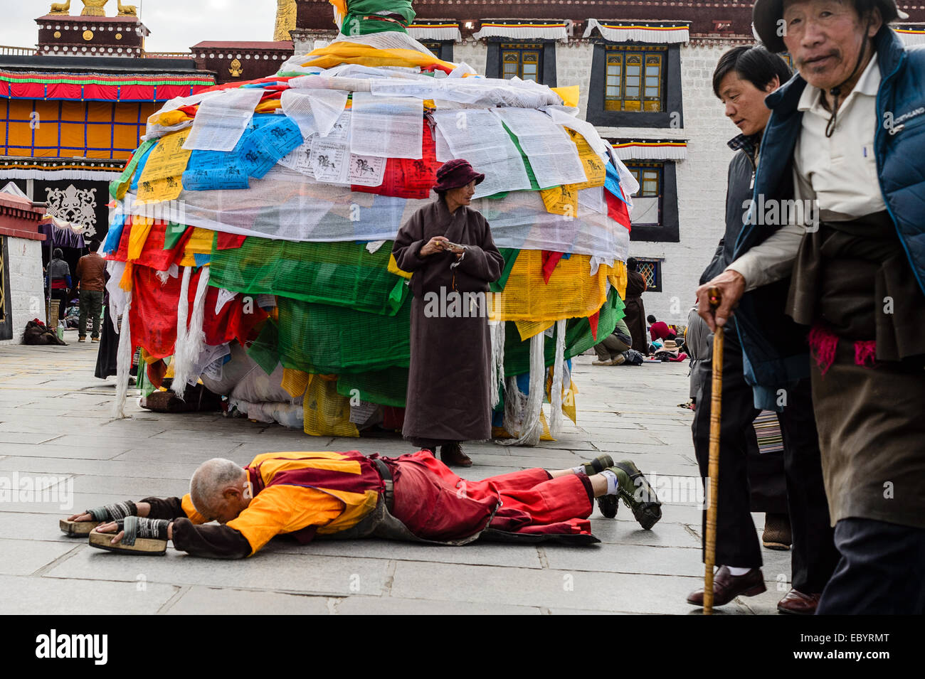 Beten zu buddha jokhang tempel -Fotos und -Bildmaterial in hoher ...