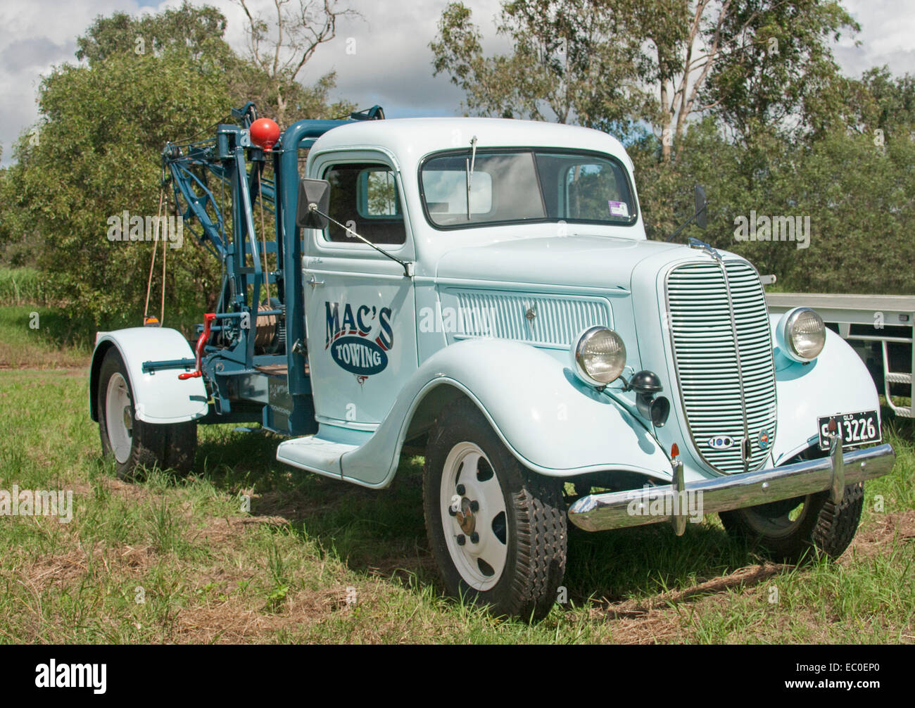 Blasses Blau restauriert Oldtimer Abschleppwagen mit Seilwinde und ...