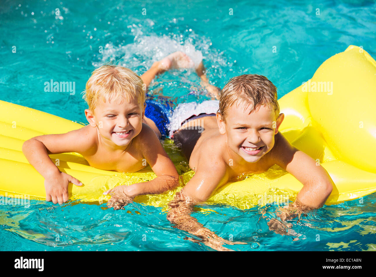 Kids having fun -Fotos und -Bildmaterial in hoher Auflösung – Alamy