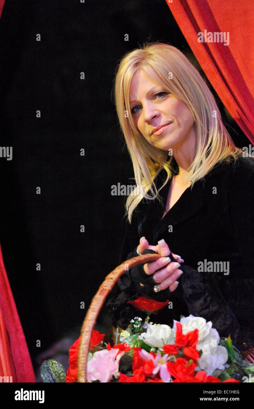 "Nancy" am Dickens World: Schauspielerin Jennifer Lane mit Blumenkorb ...