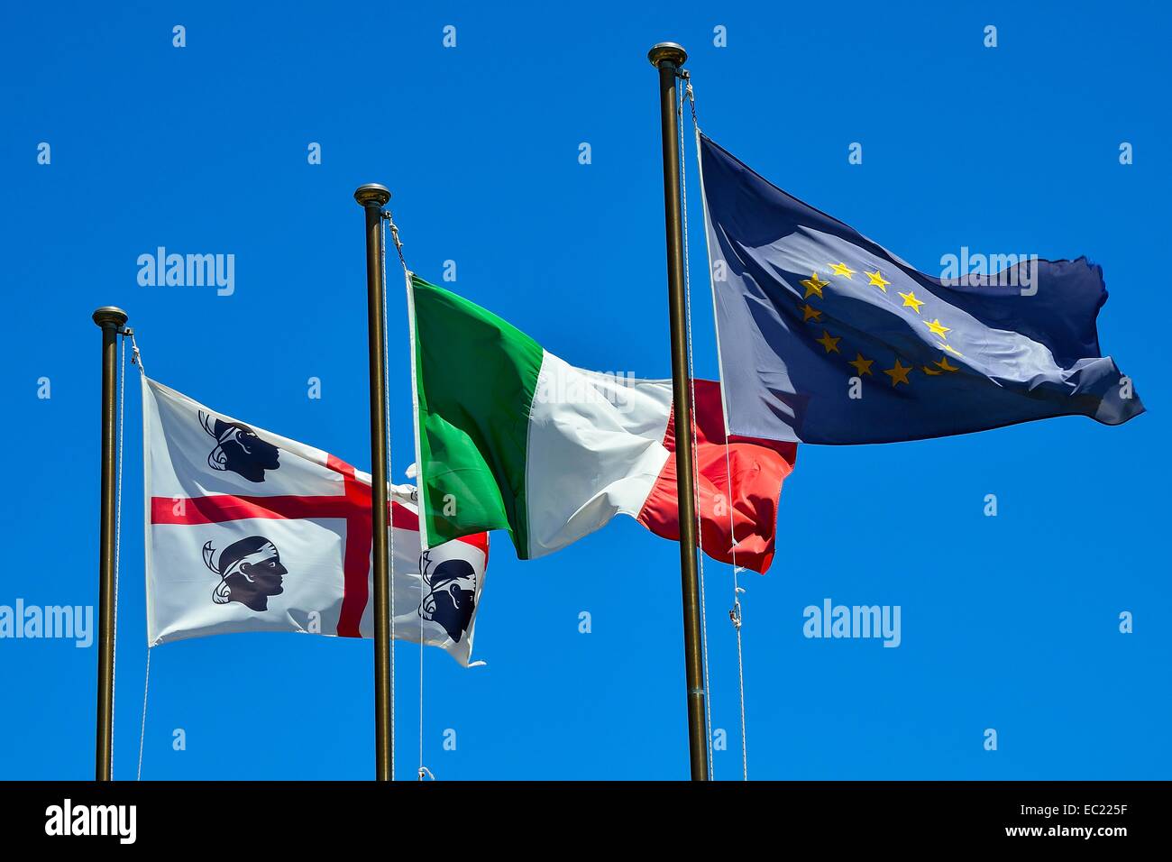 Wehende Fahnen von Sardinien, Italien und der Europäischen Union, Isola ...