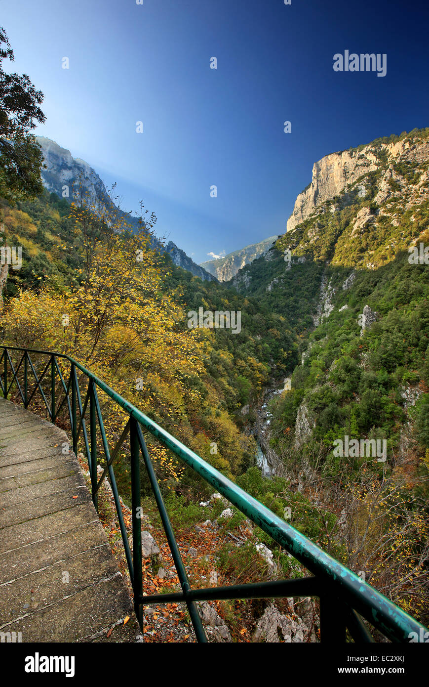 Enipeas flussschlucht -Fotos und -Bildmaterial in hoher Auflösung – Alamy