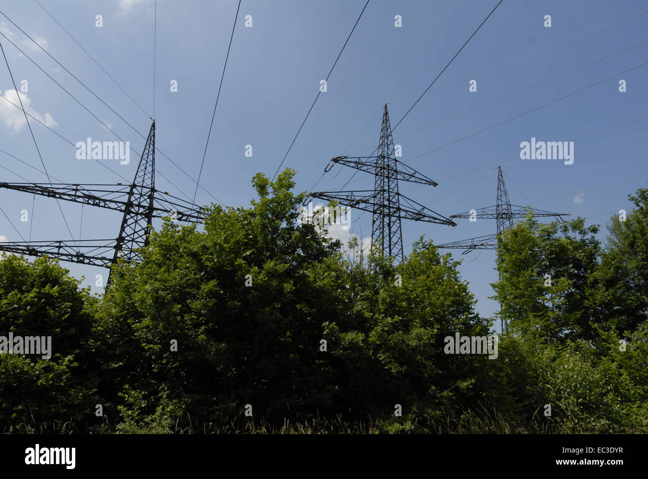 Pylone transportieren -Fotos und -Bildmaterial in hoher Auflösung – Alamy