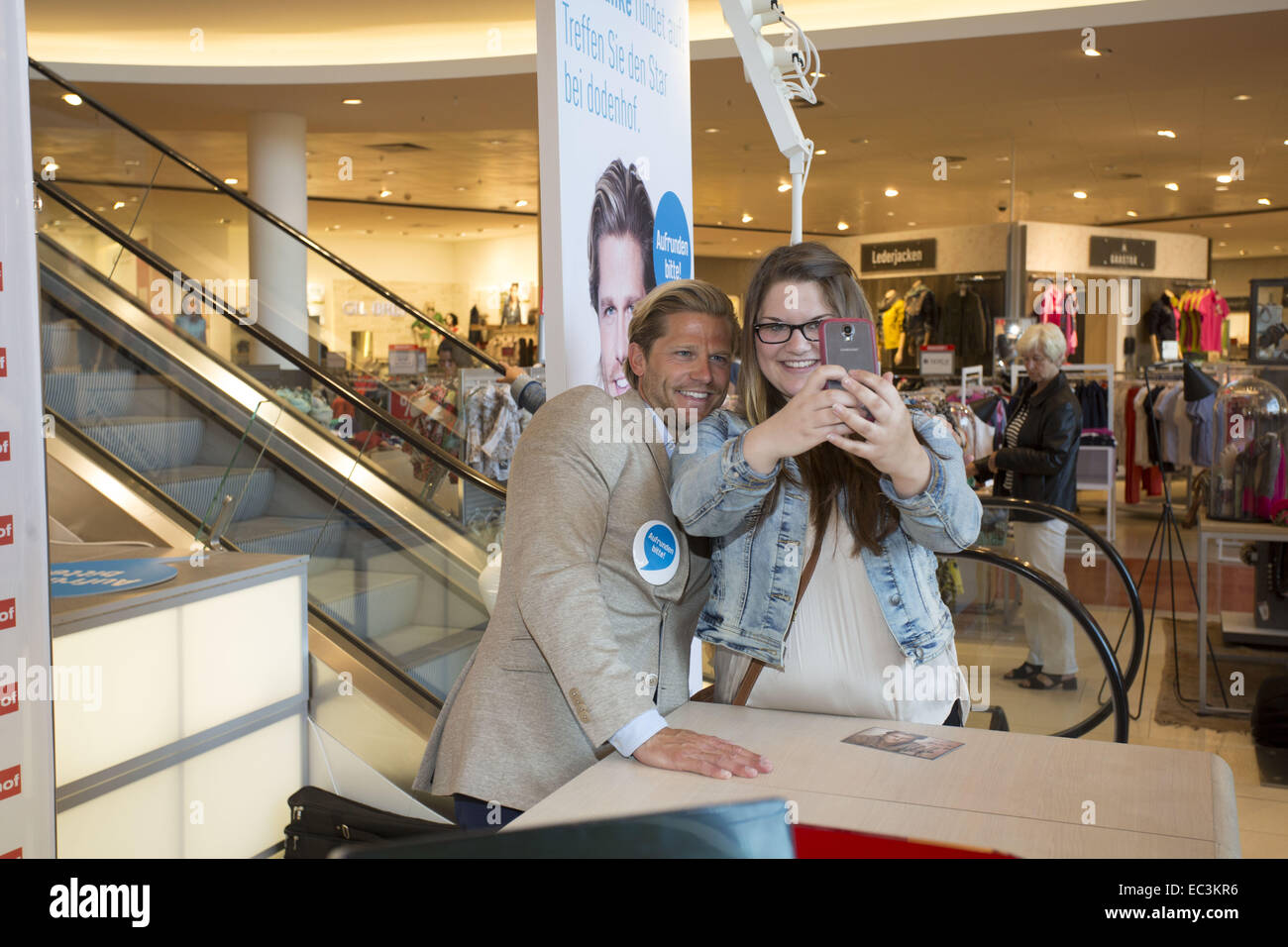 Paul Janke an der Kasse bei Dodenhof Einkaufszentrum zugunsten von ...