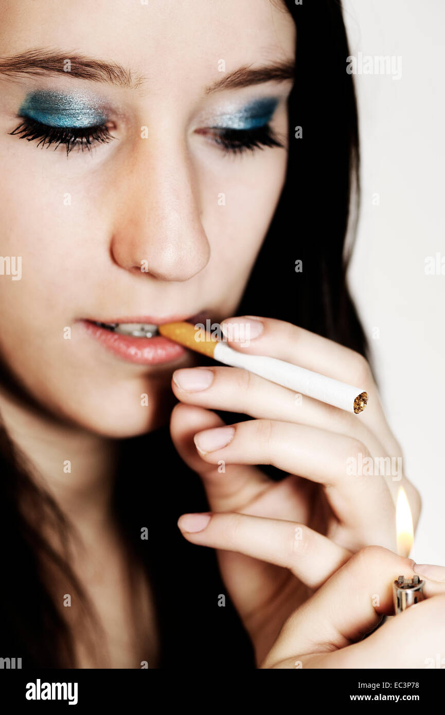 Brünette raucht eine zigarette -Fotos und -Bildmaterial in hoher ...