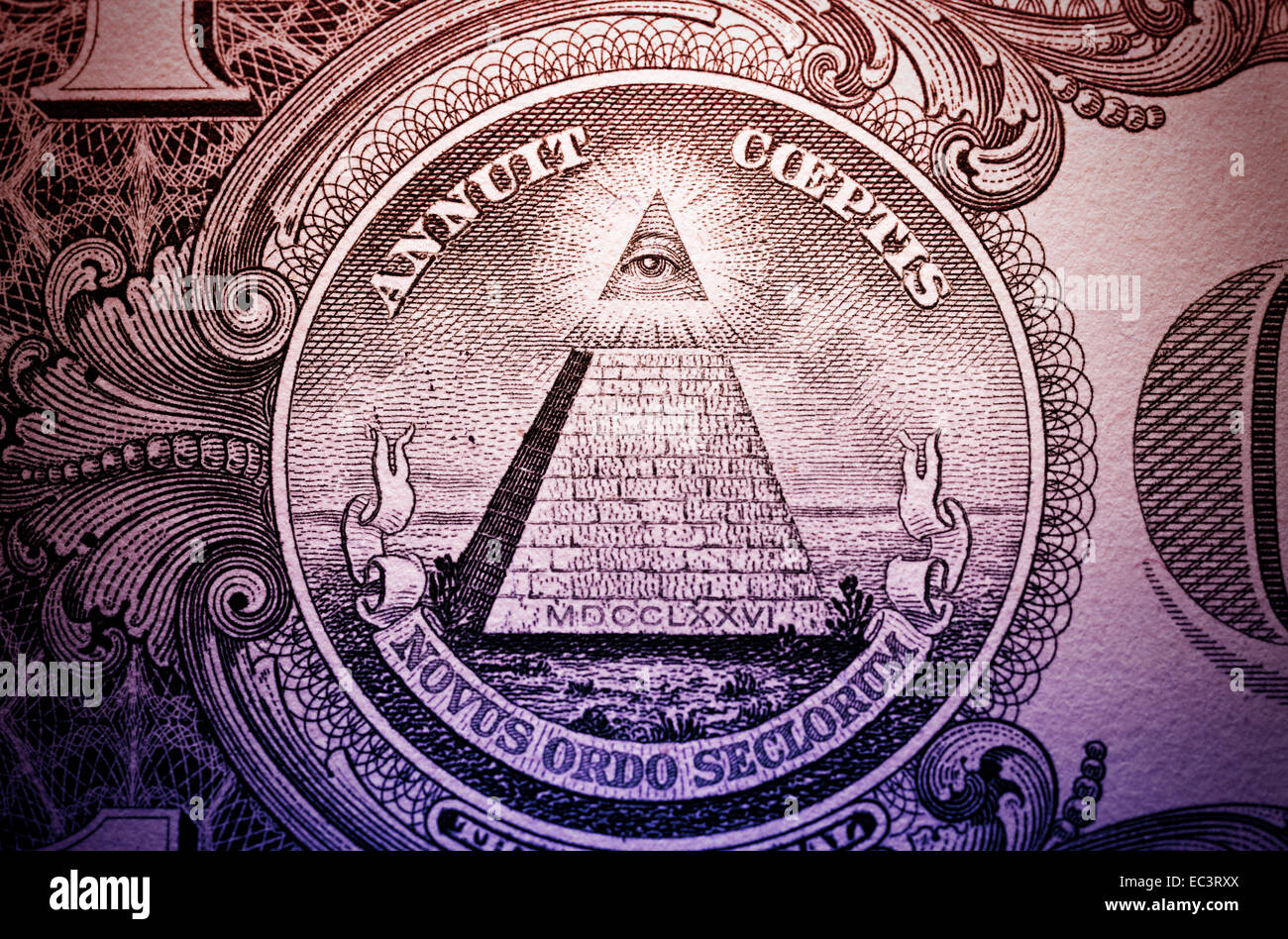 Pyramid money dollar -Fotos und -Bildmaterial in hoher Auflösung ...