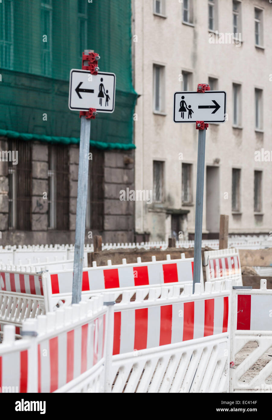 German road sign left right -Fotos und -Bildmaterial in hoher Auflösung ...