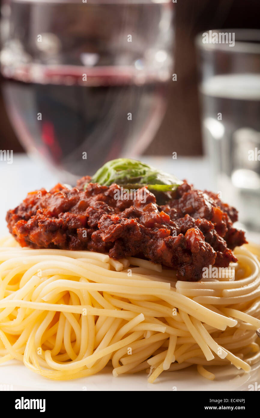Portion spaghetti bolognese mit salat -Fotos und -Bildmaterial in hoher ...
