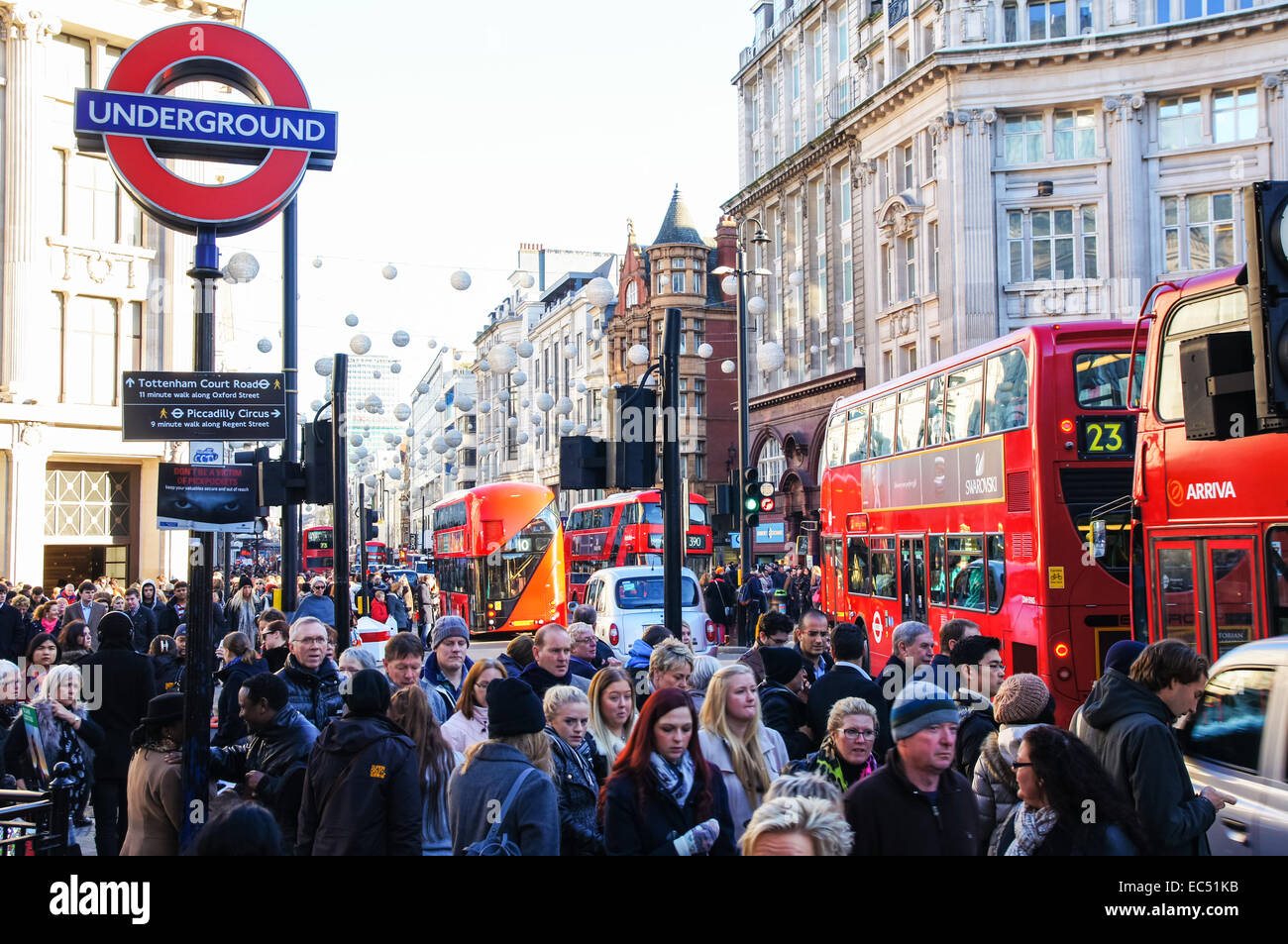Menschenmengen oxford street london -Fotos und -Bildmaterial in hoher ...