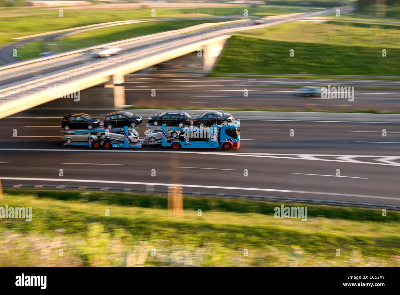 Auto transporter -Fotos und -Bildmaterial in hoher Auflösung – Alamy