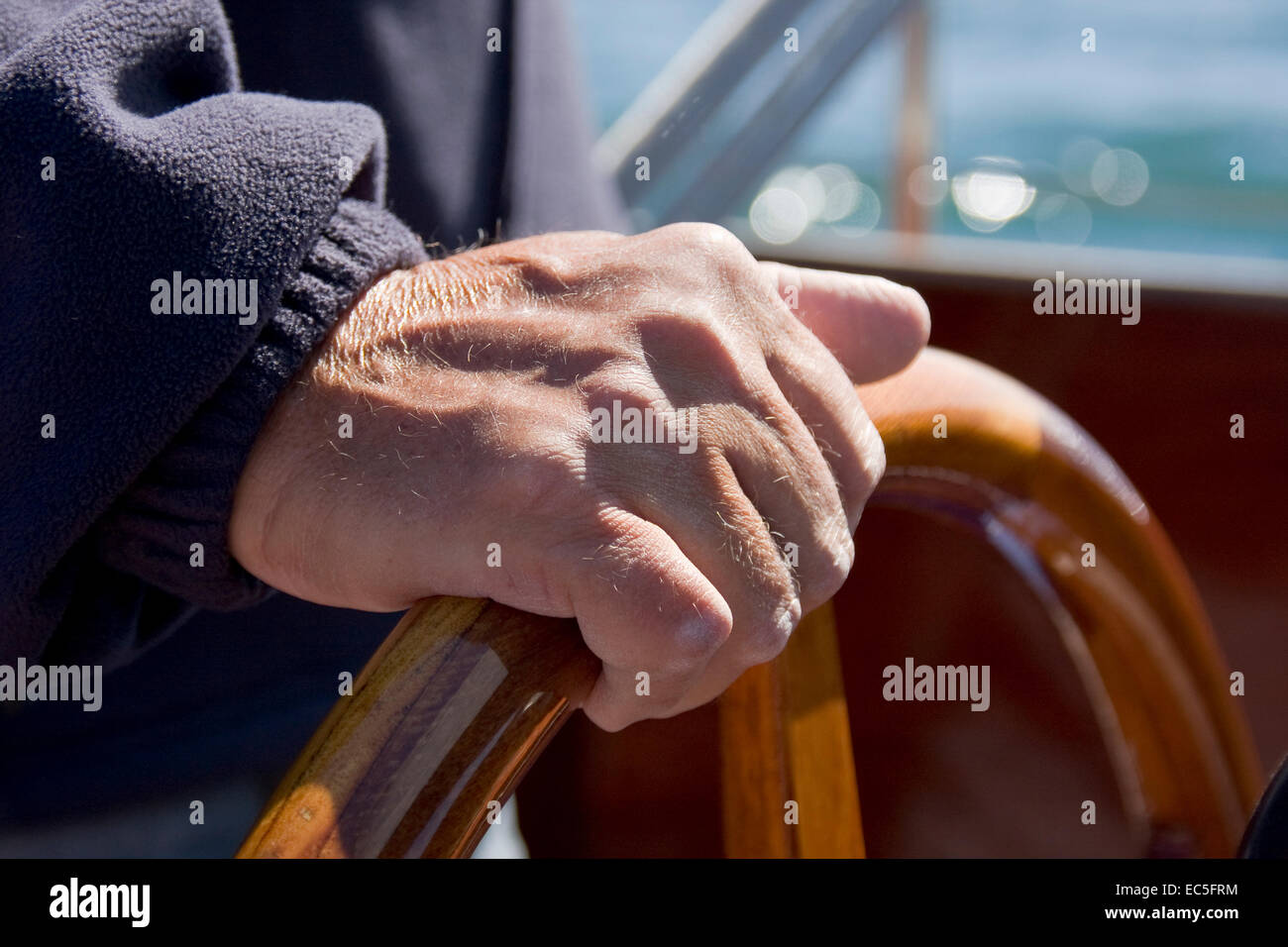 Das Ruder fest in der Hand Stockfotografie - Alamy