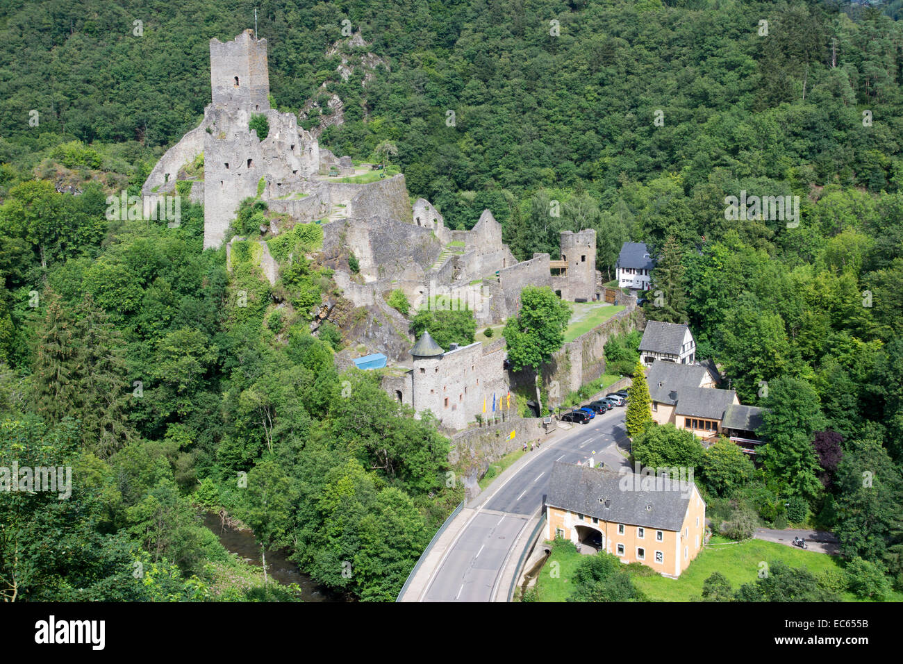 Die burgruinen von manderscheid -Fotos und -Bildmaterial in hoher ...