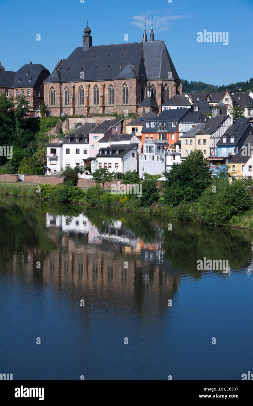 Blick auf die Saar und die Pfarrei Kirche St. Laurentius Saarburg Saar Landkreis Trier-Saarburg ...