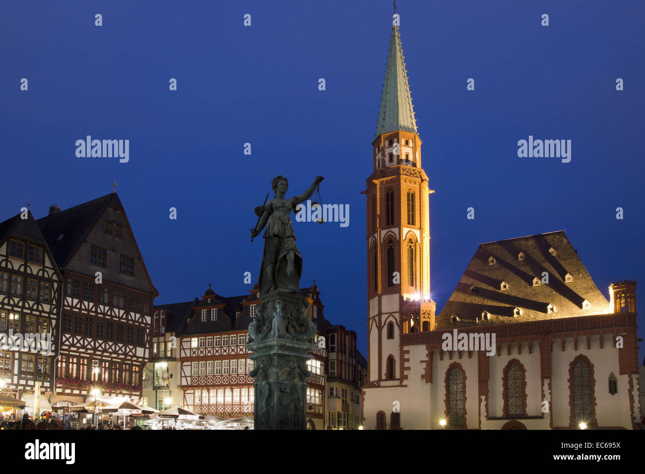 Roemerberg Platz mit Brunnen, Gerechtigkeitsbrunnen auch bekannt als ...