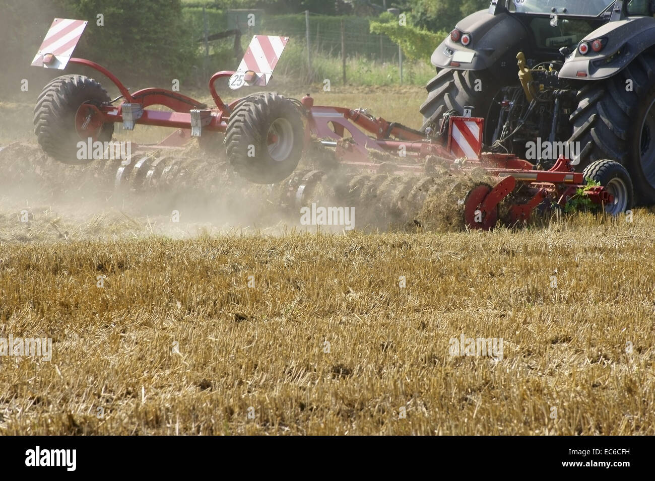 Traktor mit pflug -Fotos und -Bildmaterial in hoher Auflösung – Alamy