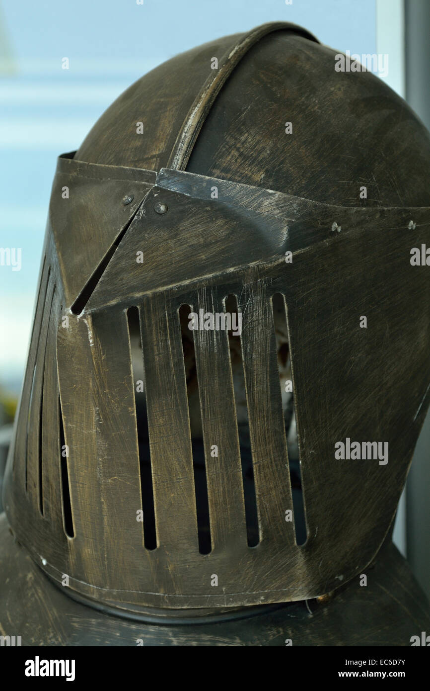 Knight helmet -Fotos und -Bildmaterial in hoher Auflösung – Alamy