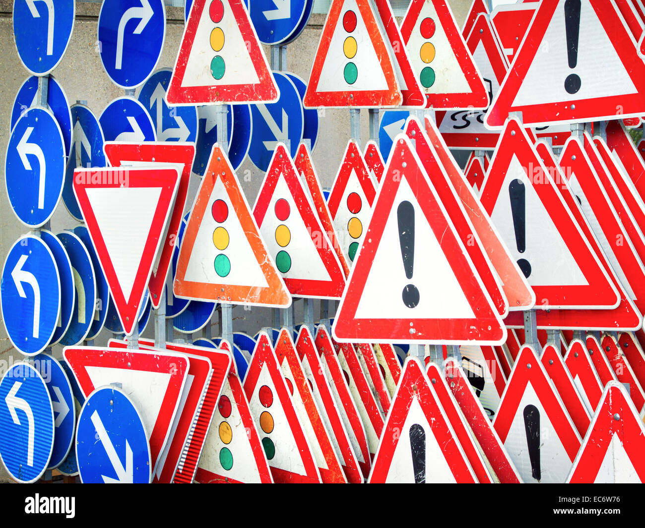 Wald Von Verkehrszeichen Stockfotos und -bilder Kaufen - Alamy