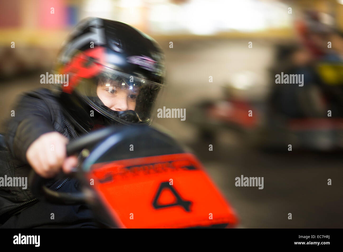 Kind go kart fahren -Fotos und -Bildmaterial in hoher Auflösung – Alamy