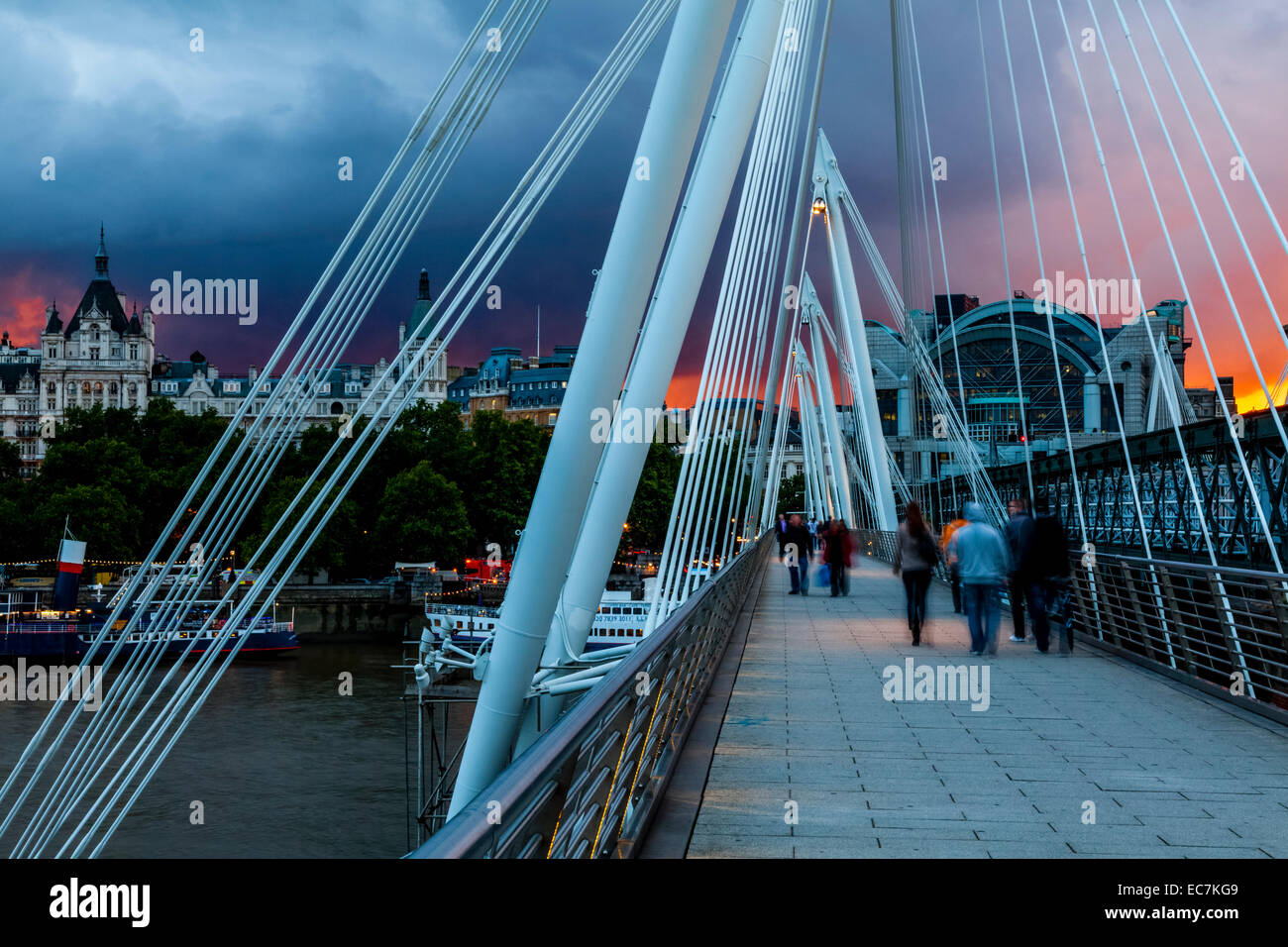 London golden jubilee bridge -Fotos und -Bildmaterial in hoher ...