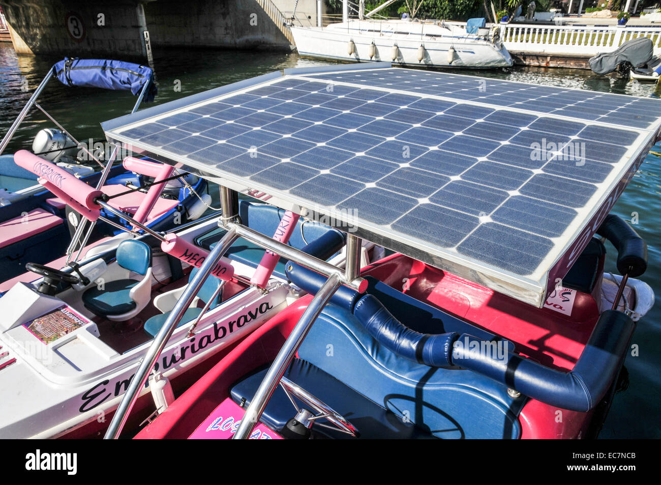 Mit solarzellen betriebene boote -Fotos und -Bildmaterial in hoher ...